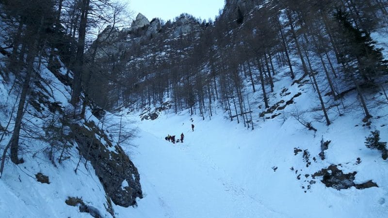 VIDEO: Bărbat găsit mort pe Valea Albă din Bucegi. Salvamontiştii au ...