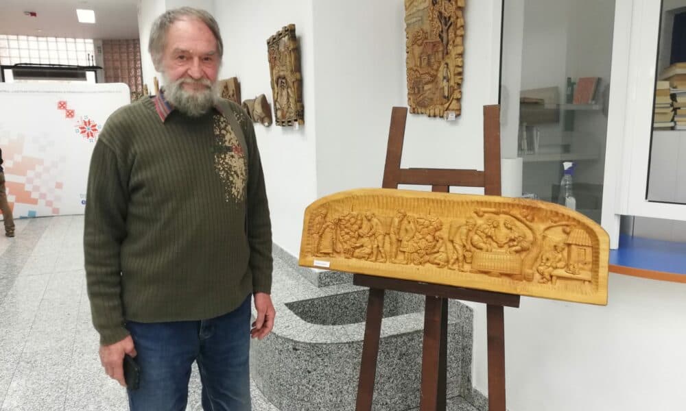FOTO. Sculptor de la 6 ani, venit la Cluj. STATUI din lemn de 3 metri ...
