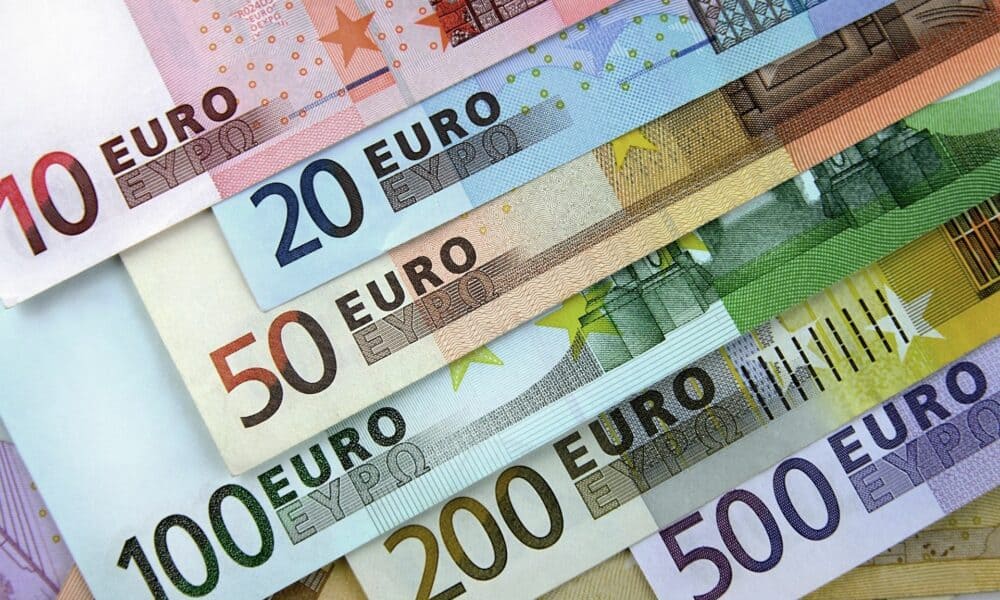 Prima bancnotă euro făcută în România. Pe ea sunt marcate obiective ...