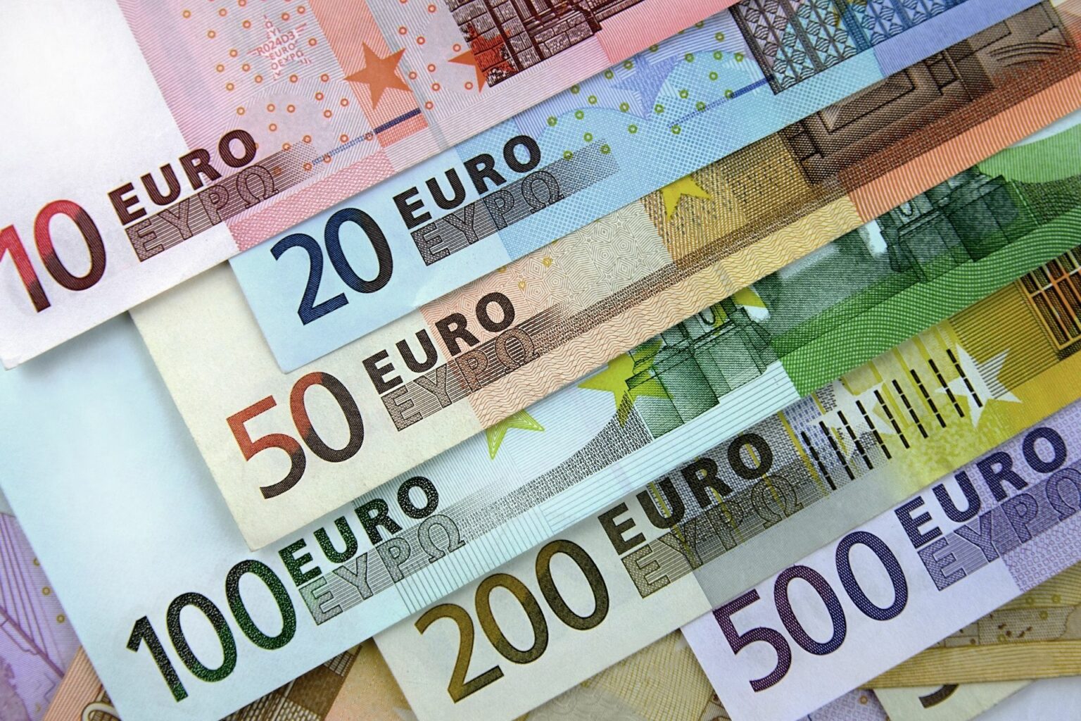 Prima bancnotă euro făcută în România. Pe ea sunt marcate obiective ...