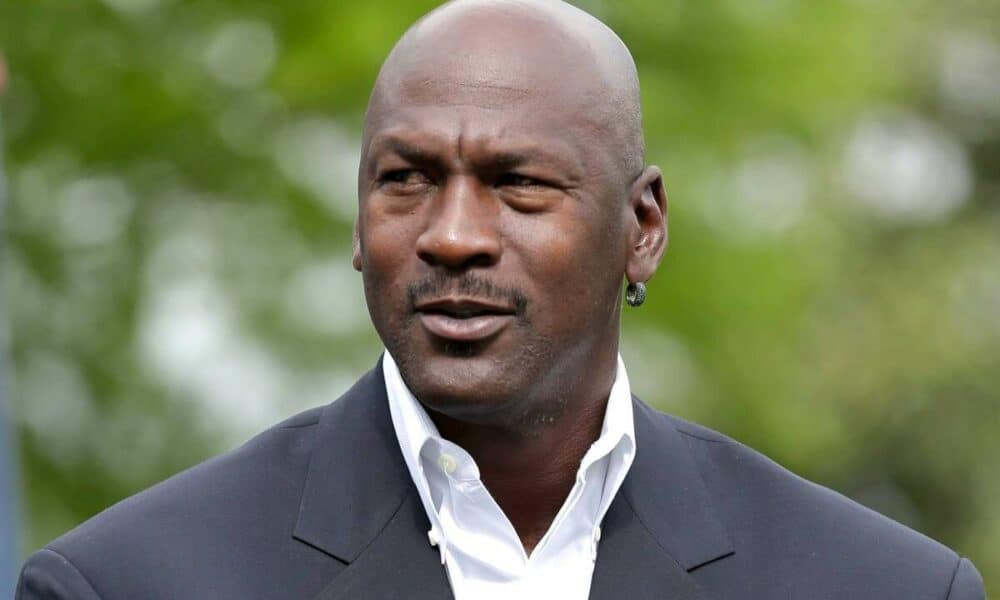 Tricoul lui Michael Jordan de acum 24 de ani, vândut pentru o sumă ...