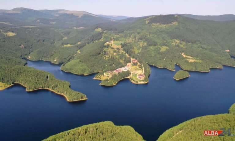 Fermă piscicolă de păstrăvi, pe lacul Oașa. Peștii vor fi crescuți în ...