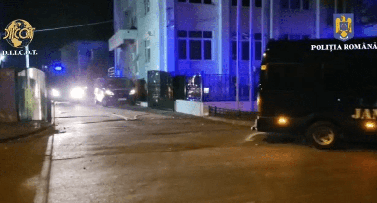 VIDEO: Percheziții în Prahova, la persoane bănuite de trafic de droguri ... VIDEO: Percheziții în Prahova, la persoane bănuite de trafic de droguri ...