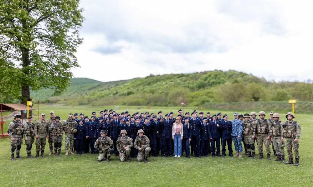 FOTO „Militar pentru o zi”: Specificul armei geniu, prezentat elevilor ...