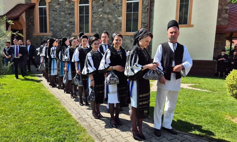 LIVE VIDEO: „Statu’ la vase în Lunea Paştelui”, obicei străvechi și ...