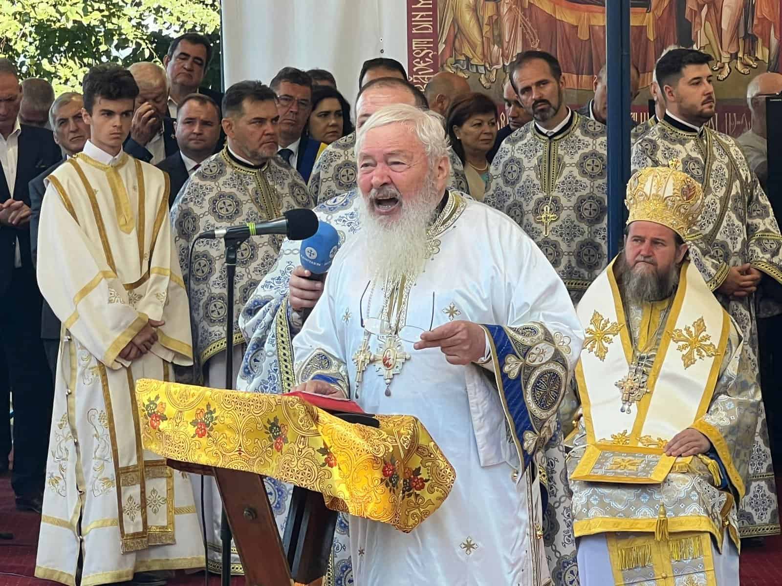 Slujba de Liturghie de la Mănăstirea Nicula. Predica Mitropolitului ...