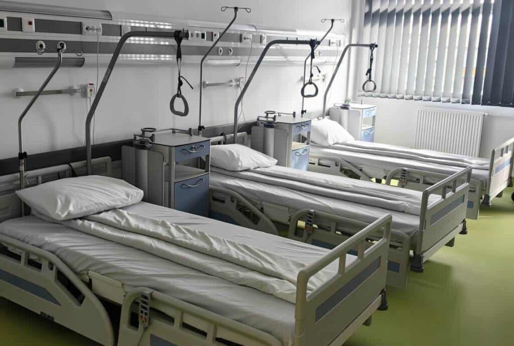 Soluții citostatice, preparate cu ajutorul unui robot la Spitalul ...