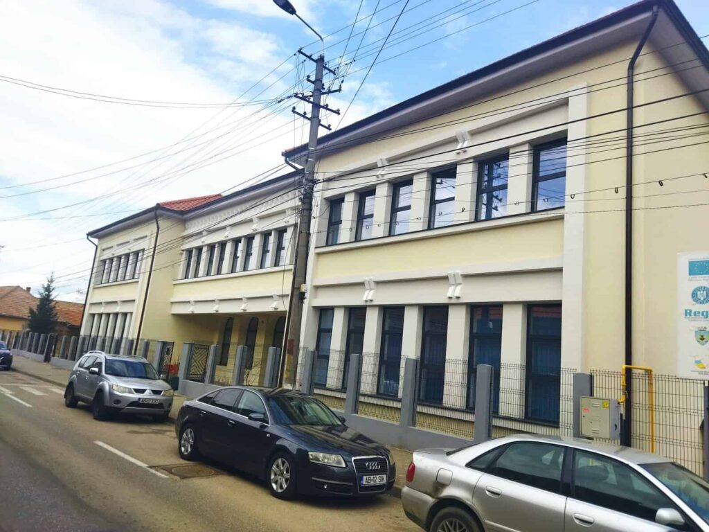 FOTO: Lucrările de modernizare la Școala Gimnazială „Iosif Pervain” din Cugir, pe ultima sută de ...